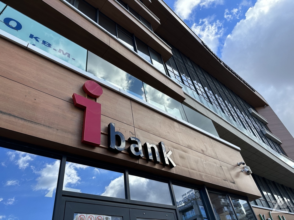 iBANK - София. Фасадна реклама, Обемни букви, Партерно ниво.